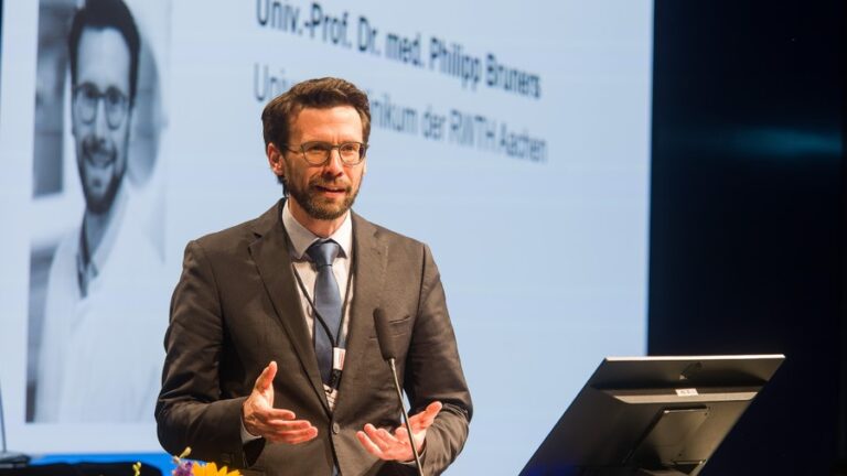 Aachen: Prof. Dr. Philipp Bruners mit Marie-Curie-Ring ausgezeichnet